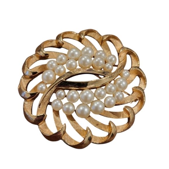 Trifari | Jewelry | Vintage Trifari Gold Tone And Pearl Brooch Pin ...